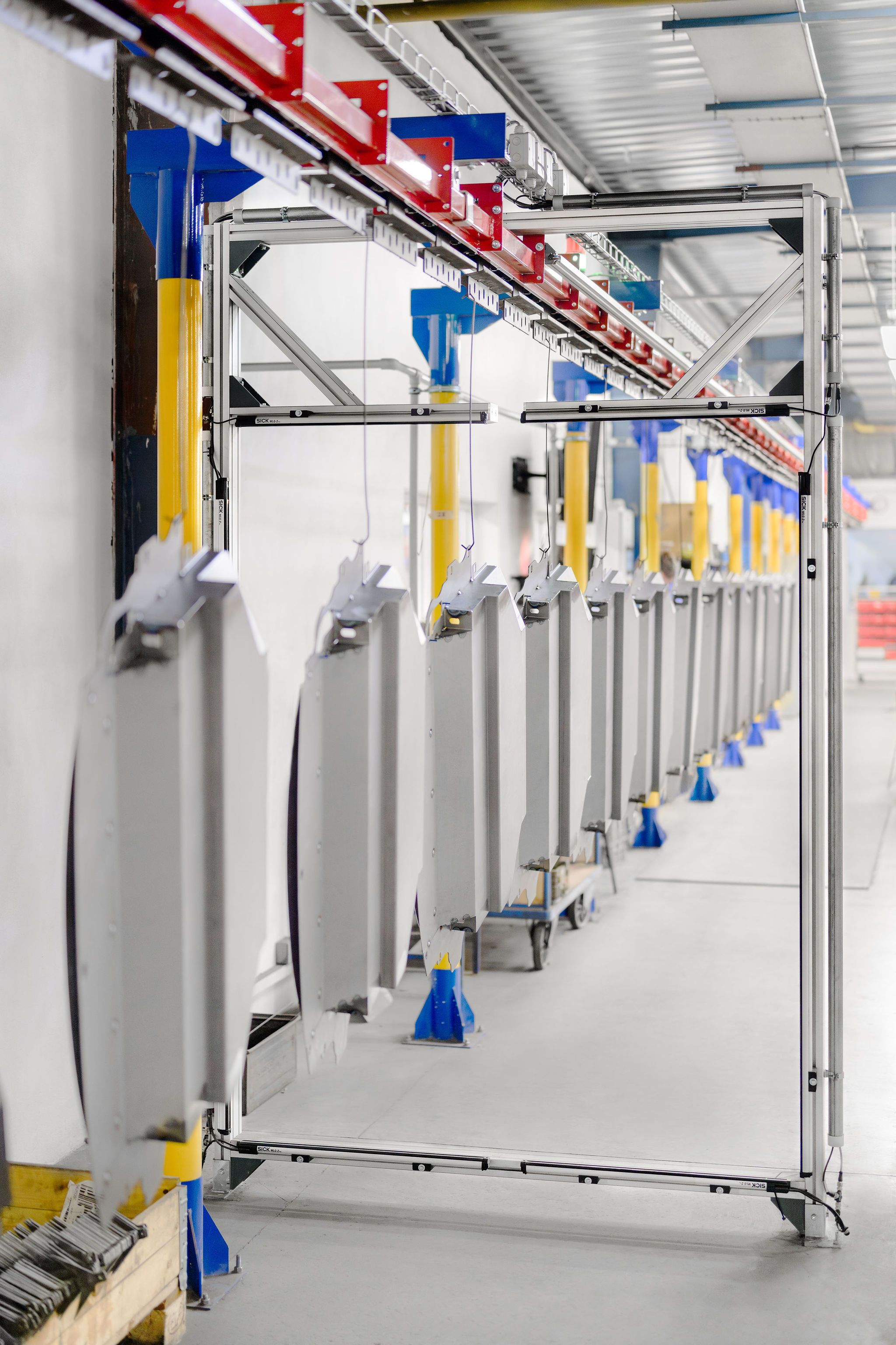 Powder coating plant with an automated and robotic application