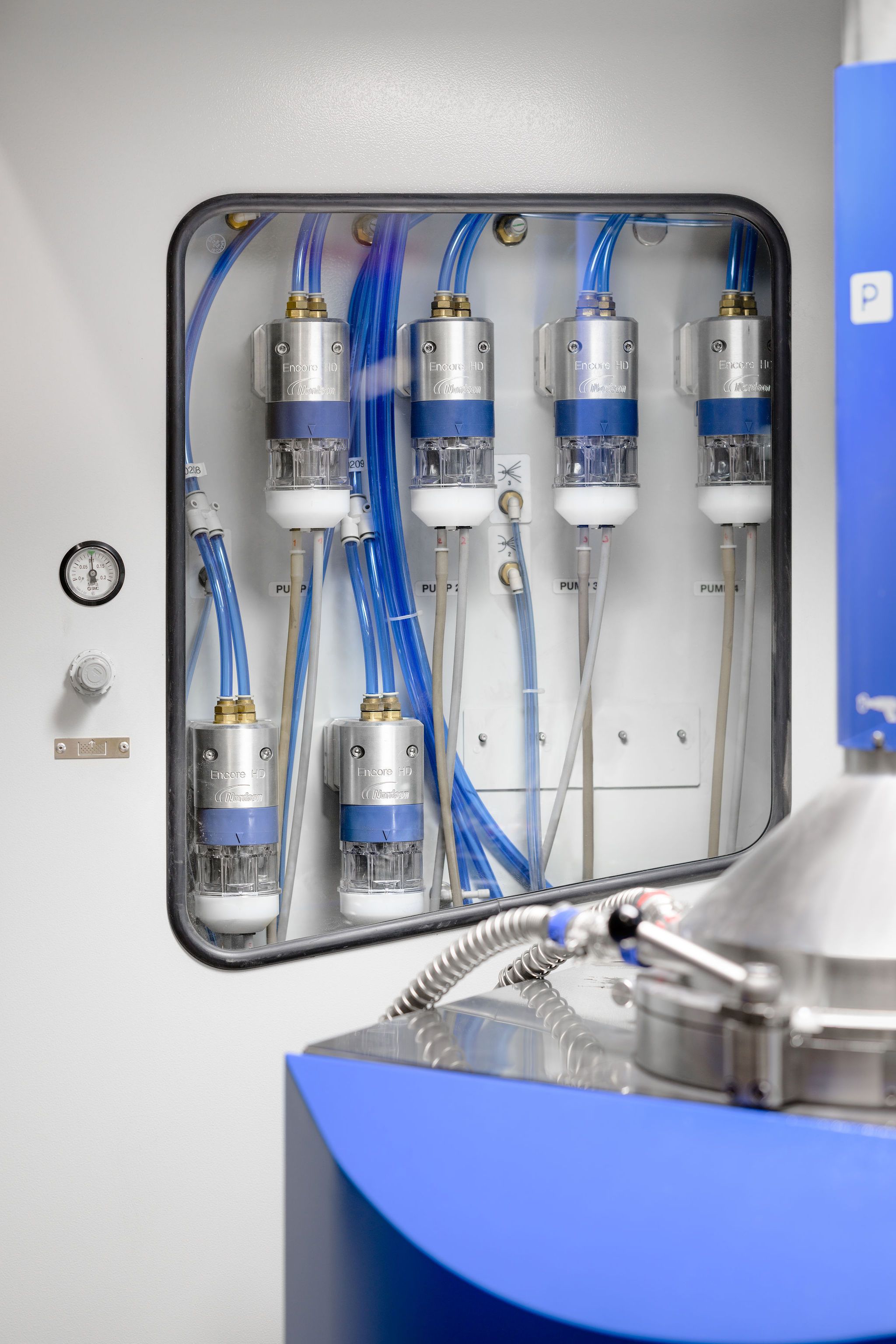 Powder coating plant with an automated and robotic application